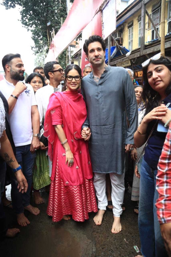 Sunny Leone and Husband Daniel Weber Seek Blessings at Lalbaugcha Raja