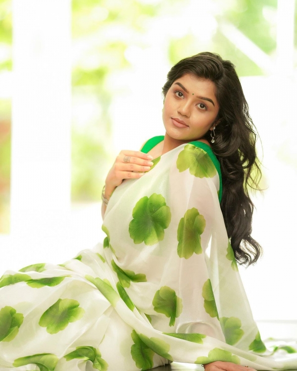 Suveta Photos: Latest HD Images, Pictures, Stills & Pics - FilmiBeat