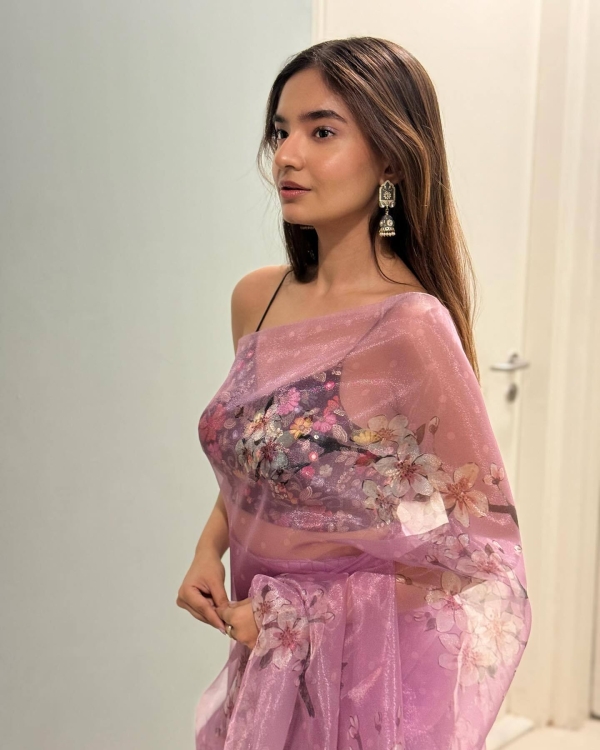 Anushka Sen ने साड़ी पहन लहराया पल्लू लुक देख हार बैठेंगे दिल Anushka Sen Looks Soo Beautiful