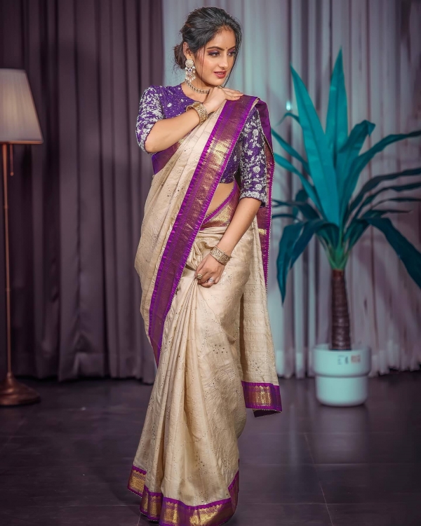 Deepika Singh Goyal ने सिल्क की साड़ी में दिखाया अपना देसी अंदाज़, लुक ...