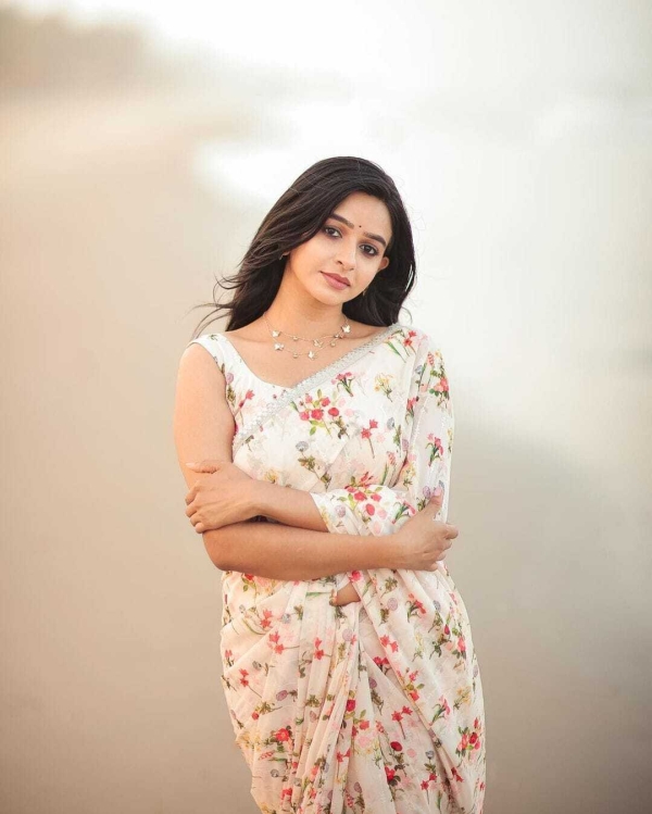 Divya Ganesh Photos [HD]: Latest Images, Pictures, Stills of Divya ...