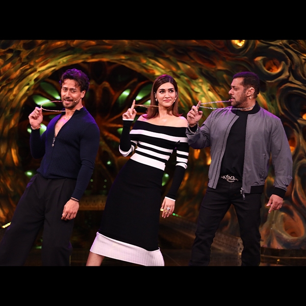 Ganpath Cast Makes Special Appearance on COLORS BIGG BOSS for Weekend ...
