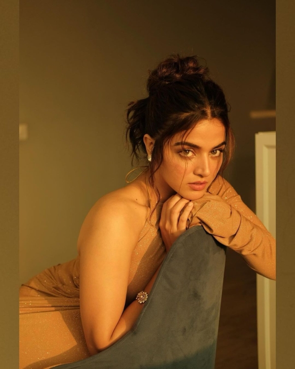 Wamiqa Gabbi: గోల్డెన్ డ్రెస్సులో వామికా గబ్బి వయ్యారాలు.. చూస్తే మైండ్ ...