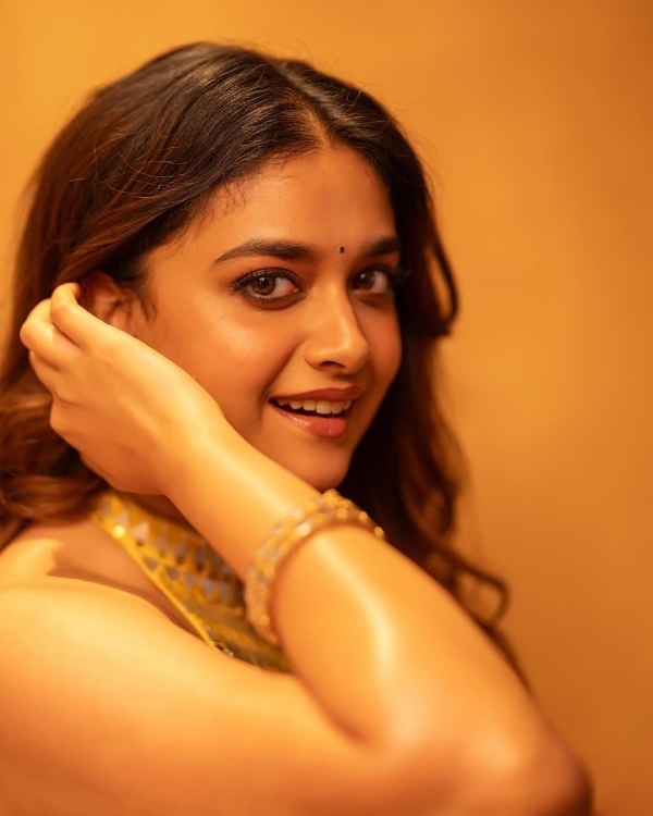 Keerthy Suresh Dazzles in a Golden Saree for Diwali Celebration, Woos ...