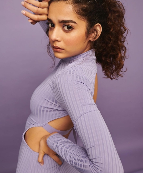 Mithila Palkar: మరోసారి రెచ్చిపోయిన మిథిలా పాల్కర్.. బ్యాక్‌లెస్ అందాలతో దోబూచులాట! | Heroine ...