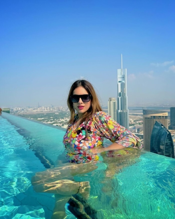 Neha Malik ने पूल में नहाते हुए दिए हॉट पोज़, देख फैन्स का झूम उठा दिल ...