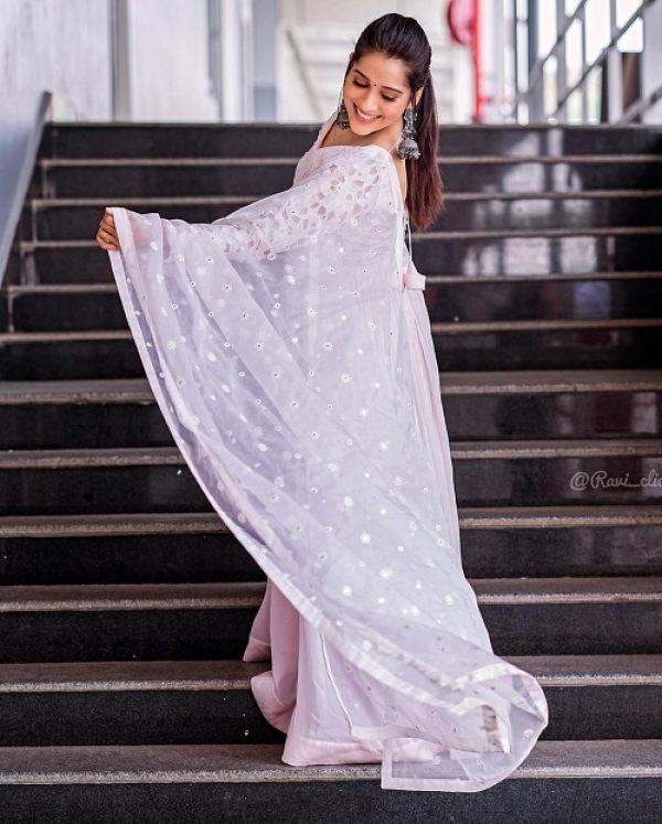 Rashmi Gautam: రష్మీ లేలేత అందాలు... కనిపించి కనిపించకుండా... భలే ...