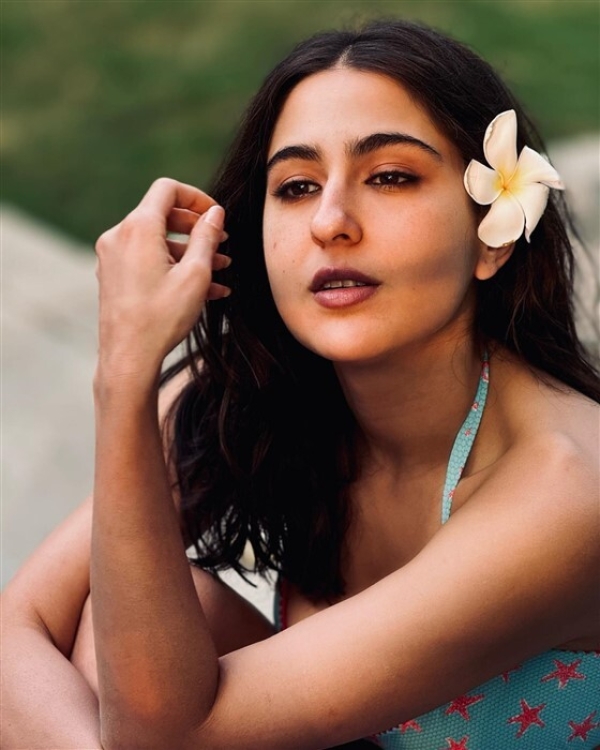 Sara Ali Khan Sizzles in Blue Bikini, Flaunts Toned Abs and Legs; Sets ...