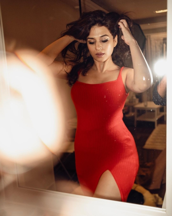 Shraddha Das: శ్రద్ధా దాస్ స్టన్నింగ్ ఫోజులు.. ఈ సొగసరి సోకులు చూస్తే సోయి తప్పాల్సిందే ...