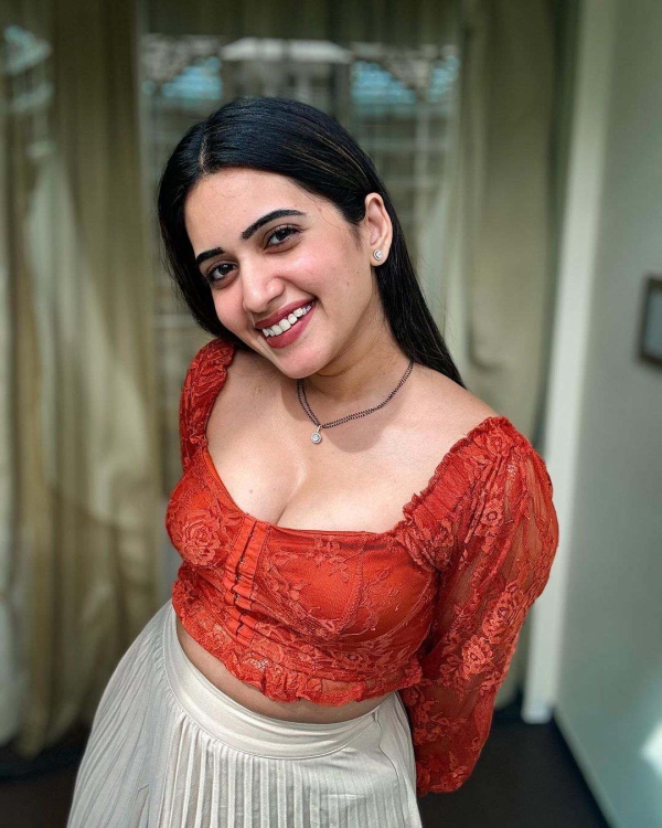 Sravanthi Chokkarapu: వైట్ మిడ్డీలో వావ్ అనిపిస్తున్న స్రవంతి చొక్కారపు.. ఈ లేటెస్ట్ పిక్స్ ...