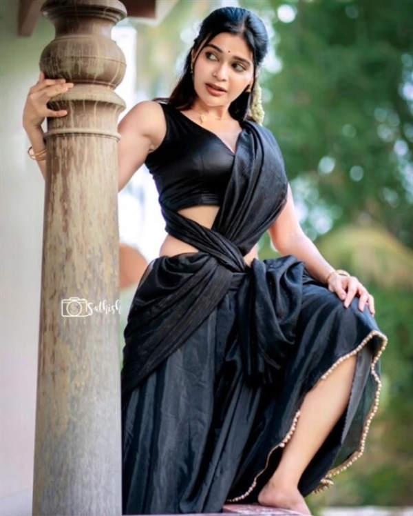 ತಮಿಳು ನಟಿ ದರ್ಶ ಗುಪ್ತಾ ಹಾಟ್ ಚಿತ್ರಗಳು Actress Dharsha Gupta Hot Photos In Black Saree