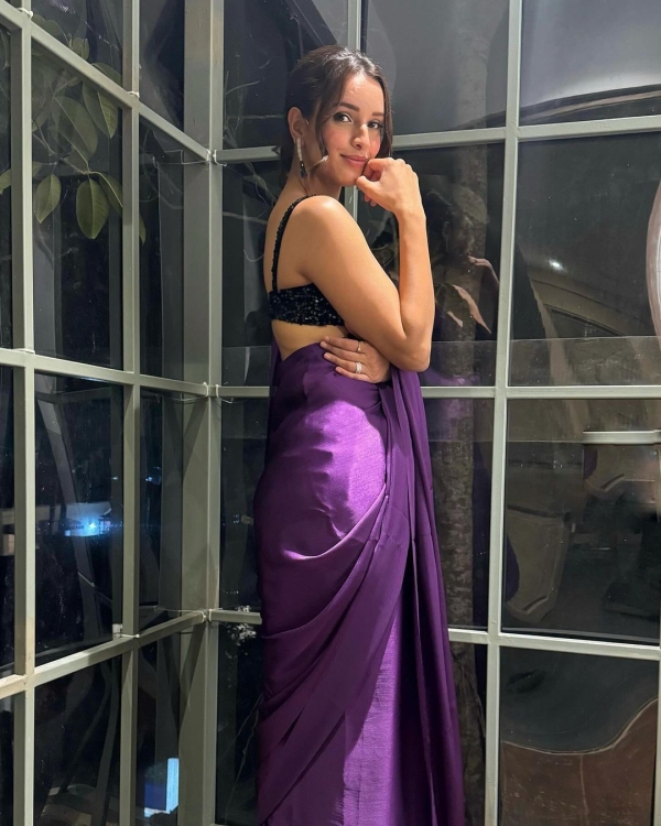 Animal Sensation Tripti Dimri Sizzles in Purple Saree, Fans Declare Her ...