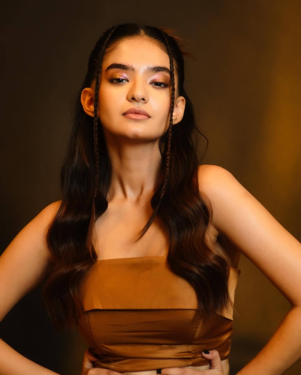 Anushka Sen ने रिवीलिंग ड्रेस पहने चलाया अपना जादू, लुक देख फैन्स का ...
