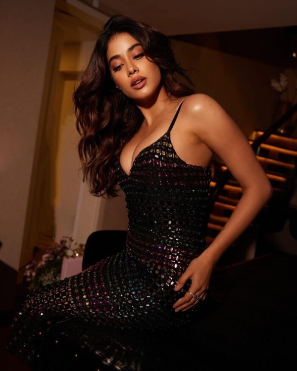 Janhvi Kapoor Flaunts Curves in a Sexy Shimmery Gown, Eats ‘Dinner On the Go’
