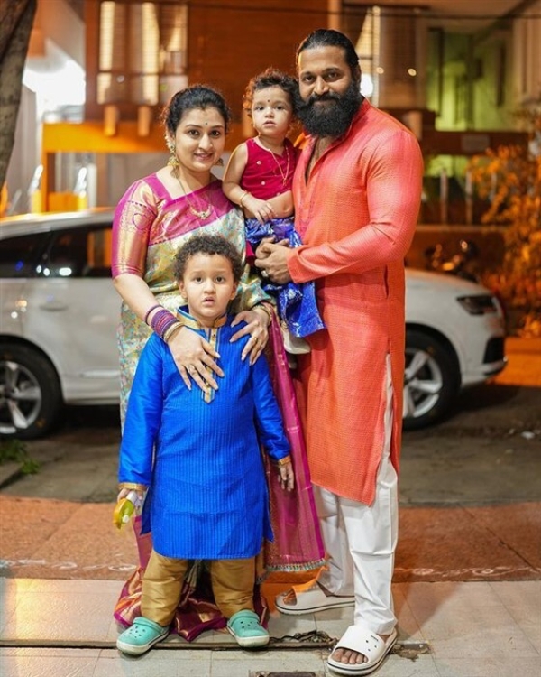 Photos|ಪತ್ನಿ ಹಾಗೂ ಮಕ್ಕಳೊಂದಿಗೆ ಪೋಸ್ ಕೊಟ್ಟ ರಿಷಬ್ ಶೆಟ್ಟಿ ಫೋಟೊ ವೈರಲ್ | Kantara fame Rishab Shetty ...