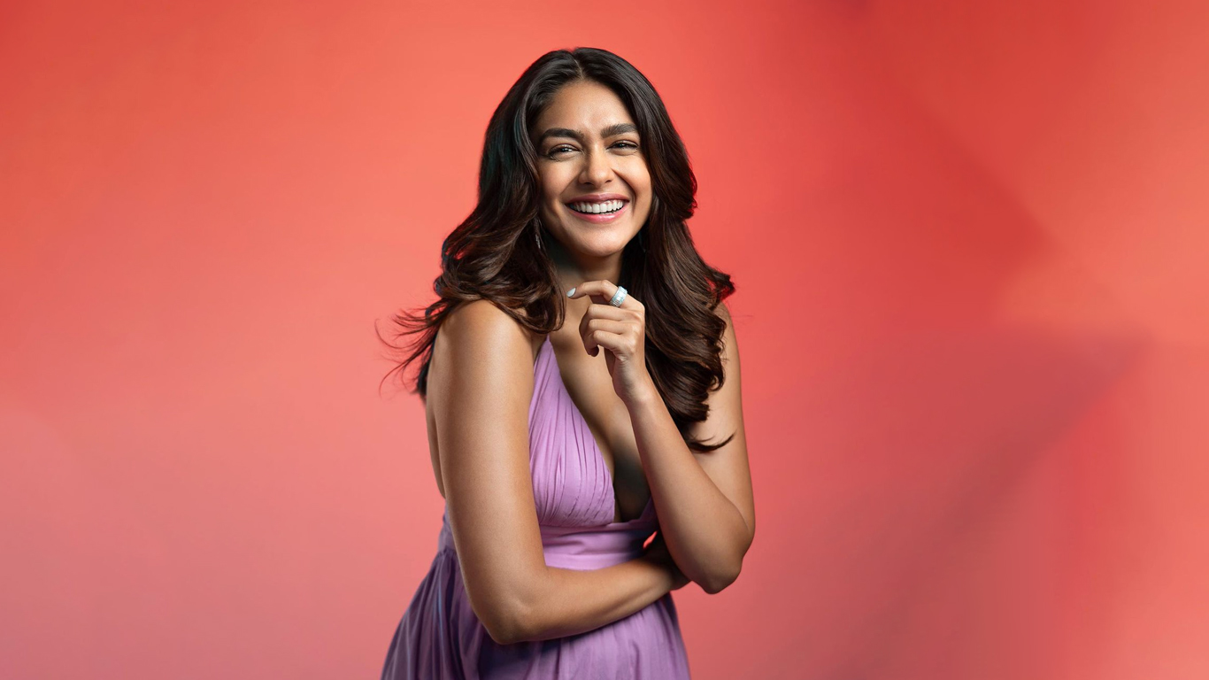 Mrunal Thakur HD Wallpapers | Latest Mrunal Thakur Wallpapers HD Free ...