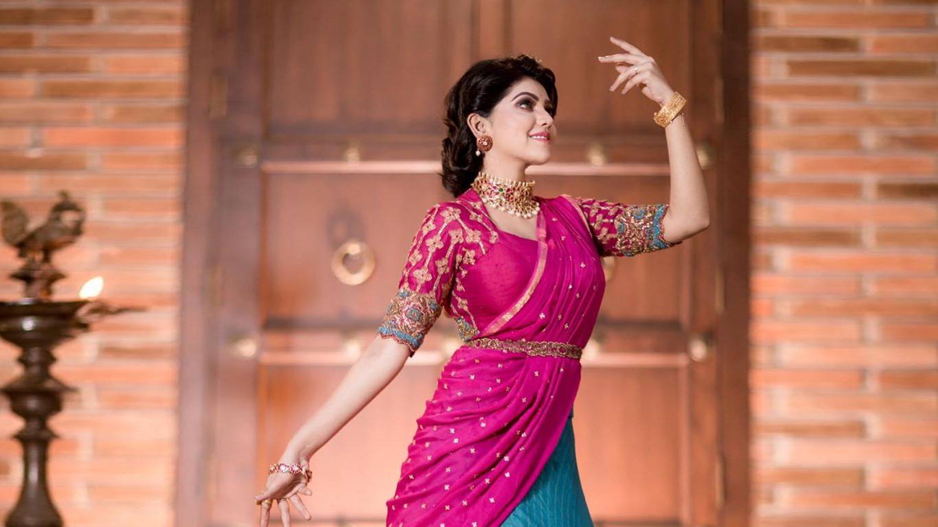 Athulya Ravi HD Wallpapers | Latest Athulya Ravi Wallpapers HD Free ...