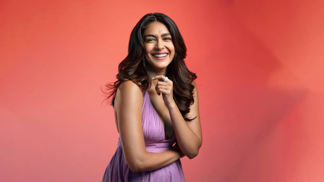 Mrunal Thakur HD Wallpapers | Latest Mrunal Thakur Wallpapers HD Free ...